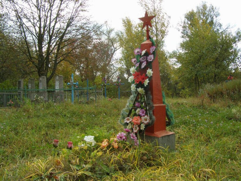 Anıt, heykel Братская могила воинов, Çernigov Bölgesi, foto