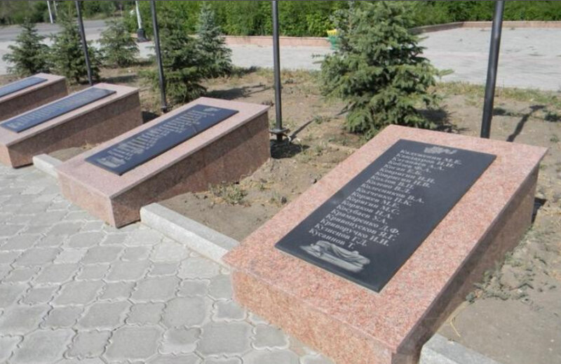 Anıt, heykel Monument to the Unknown Soldier, Temirtav, foto