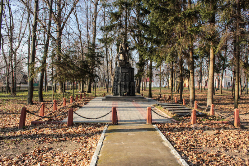 Anıt, heykel Братская могила воинов, Çernigov Bölgesi, foto