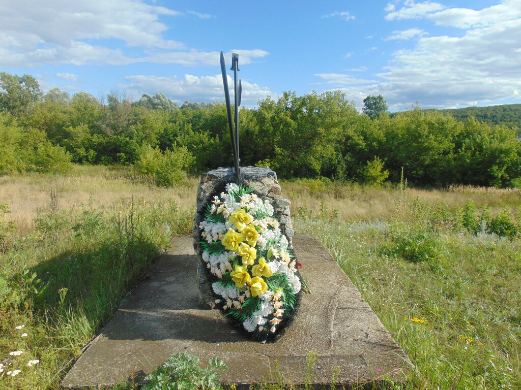 Anıt, heykel Памятный знак строителям Сурского рубежа, Mordovya, foto
