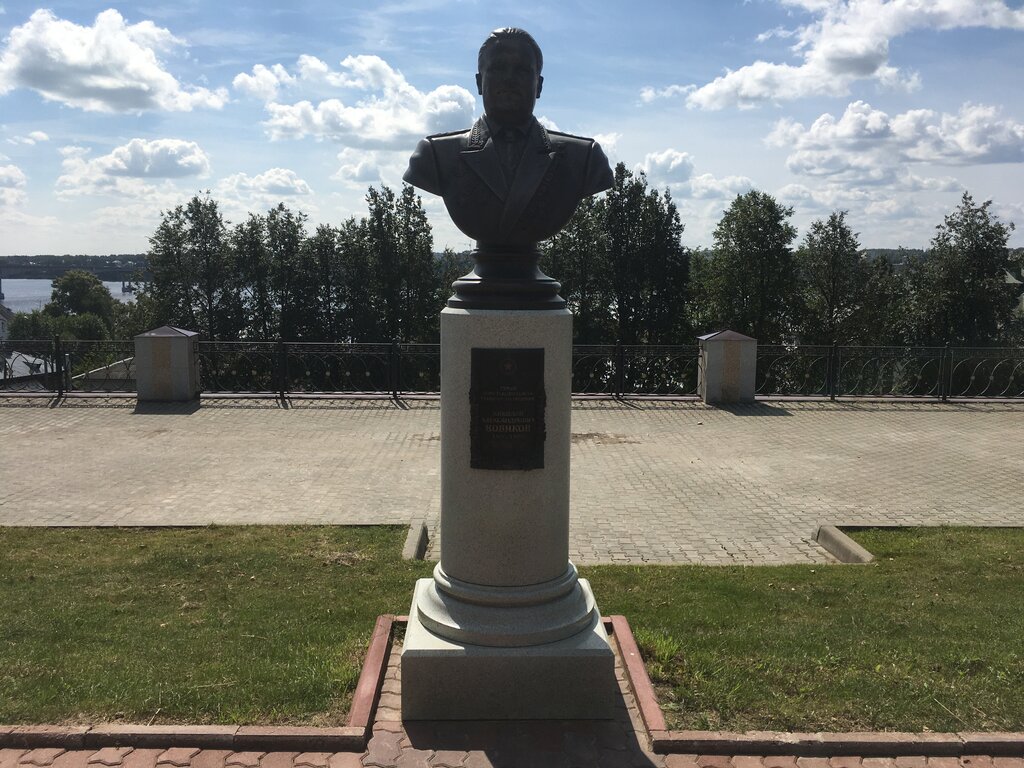 Anıt, heykel Бюст Героя Советского Союза, генерал-полковника Николая Александровича Новикова, Kostroma, foto