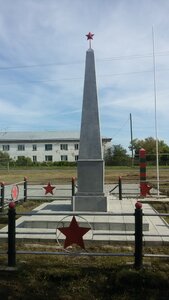 Обелиск воинам-односельчанам, погибшим в Великой Отечественной войне 1941-1945 годов (Kurgan Region, Ketovskiy munitsipalny okrug, selo Novaya Sidorovka, Zavodskaya ulitsa), anıt, heykel  Kurganskaya oblastından