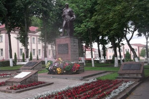 Советским воинам и партизанам (Viciebskaja voblasc, Dokshycy, plošča Paliavoha), anıt, heykel  Dokshitsi'den