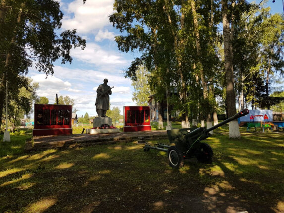 Anıt, heykel Погибшим землякам, Tomskaya oblastı, foto