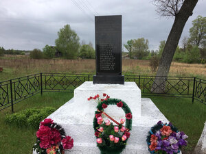 Братская могила 17 воинов Советской Армии и партизан, погибших в борьбе с немецко-фашистскими захватчиками (Bryansk Region, 15K-2409), anıt, heykel  Brianskaya oblastından