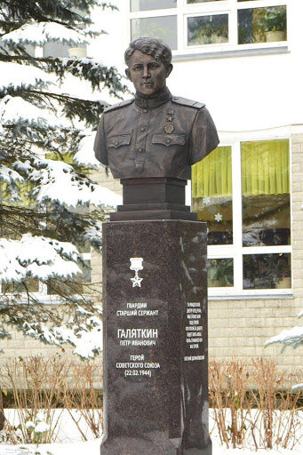 Anıt, heykel Памятник-бюст Герою Советского Союза П. И. Галяткину, Dmitrov, foto
