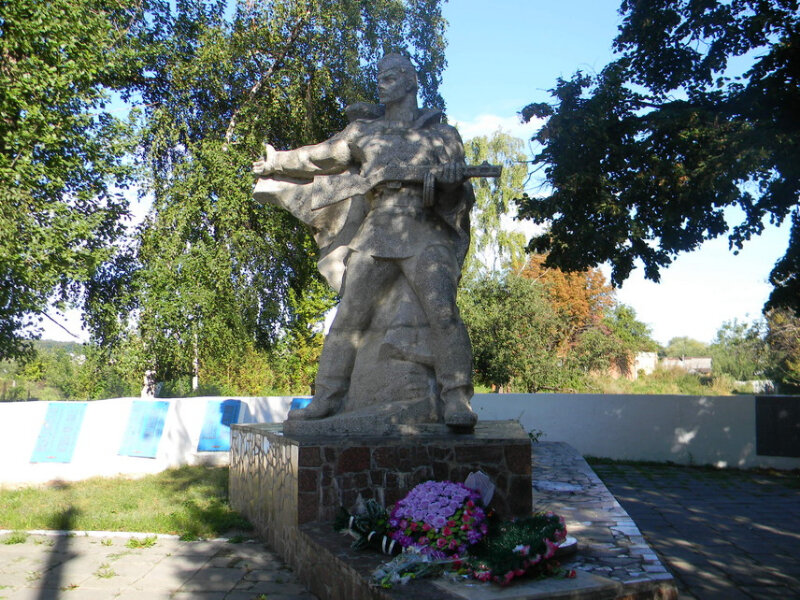 Anıt, heykel Братская могила воинов, Harkivska oblastı, foto