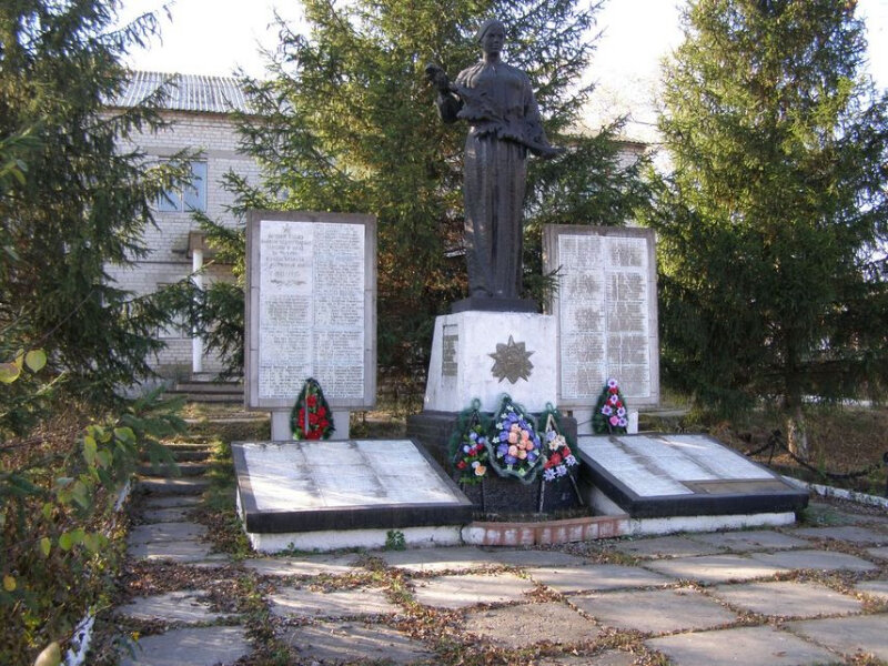 Anıt, heykel Братская могила воинов, Çernigov Bölgesi, foto