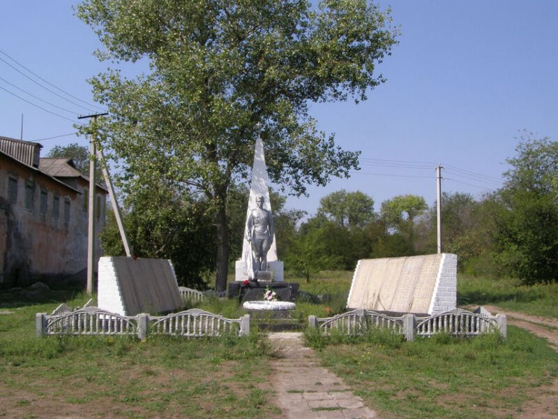Anıt, heykel Братская могила воинов, Dnepropetrovsk Bölgesi, foto