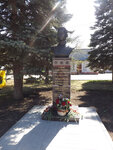 Бюст Героя Советского Союза А.М. Лушникова (Kalinina Street No:62, Zavyalovo Village), anıt, heykel  Udmurtiya'dan
