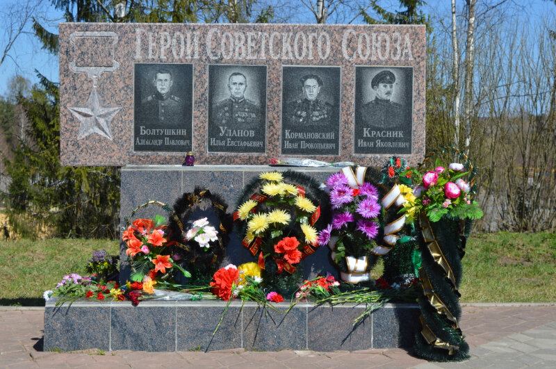 Anıt, heykel Стела Героям Советского Союза, Vologodskaya oblastı, foto