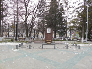 Преподавателям, сотрудникам, студентам и выпускникам УрГЮА (Sverdlovsk Region, Yekaterinburg, Vtuzgorodok Urban Housing Estate), anıt, heykel  Yekaterinburg'dan