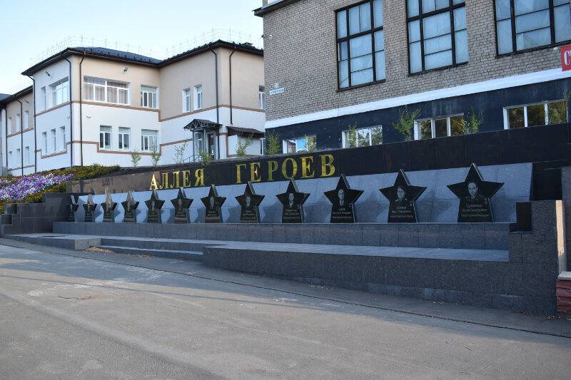 Anıt, heykel Аллея Героев, Mednogorsk, foto