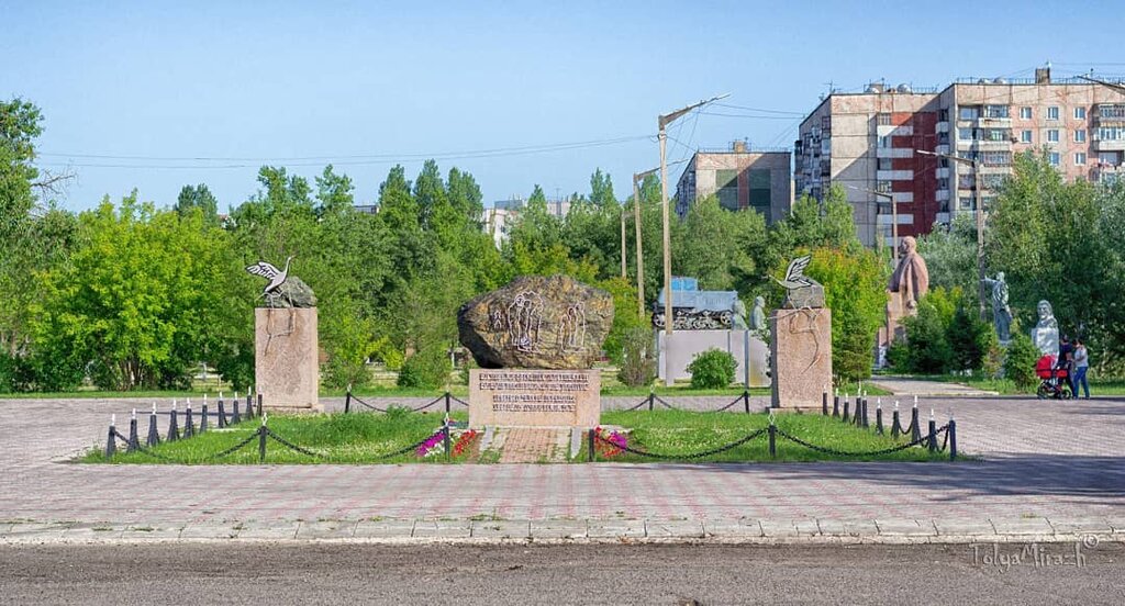 Anıt, heykel Memorial to the Victims of Political Repression, Aksu, foto