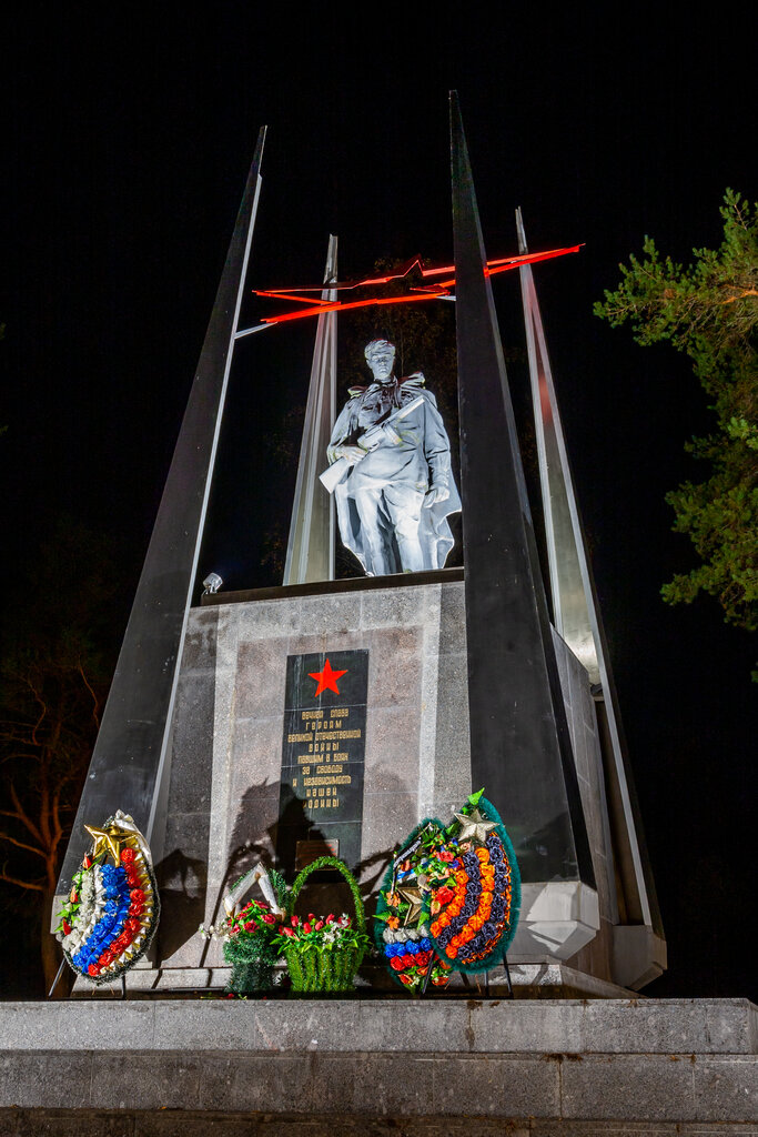 Anıt, heykel Communal grave of Soviet soldiers who died during the Civil and Great Patriotic Wars, Kingisepp, foto