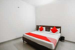 Oyo 71053 AV Residency (State of Uttar Pradesh, Noida, Sektor 45), otel  Noida'dan