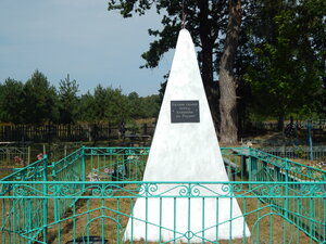 Братская могила (Bryansk Region, Suzemskiy rayon, Novopogoshchenskoye selskoye poseleniye, selo Novaya Pogoshch, Novopogoshchenskoye kladbishche), anıt, heykel  Brianskaya oblastından