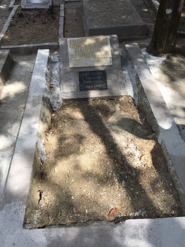 Ünlü kişilerin mezarları Герой Советского Союза А.И. Дятлов, Yalta, foto