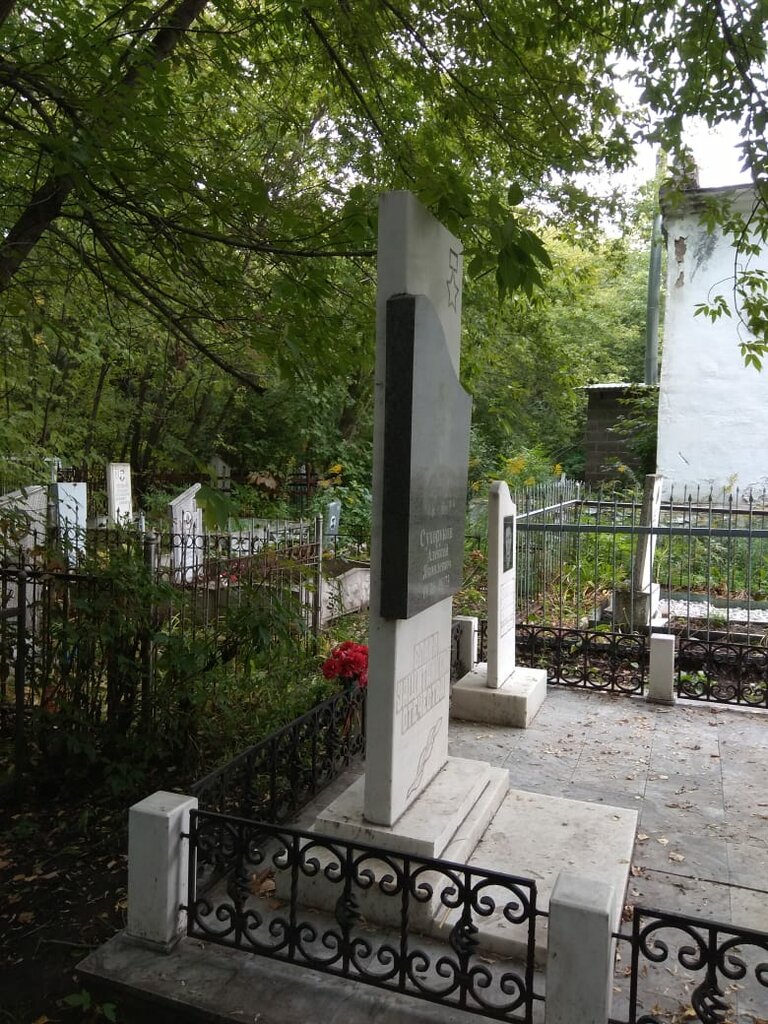 Ünlü kişilerin mezarları Герой Советского Союза Алексей Яковлевич Сухоруков, Salavat, foto