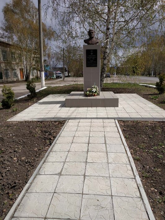 Anıt, heykel Герой Советского Союза Алексей Петрович Дмитриев, Sengiley, foto