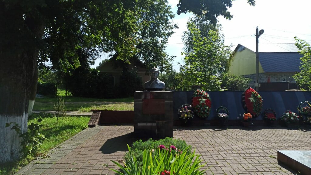 Ünlü kişilerin mezarları Могила Героя Советского Союза С.Р. Суворова, Kalujskaya oblastı, foto