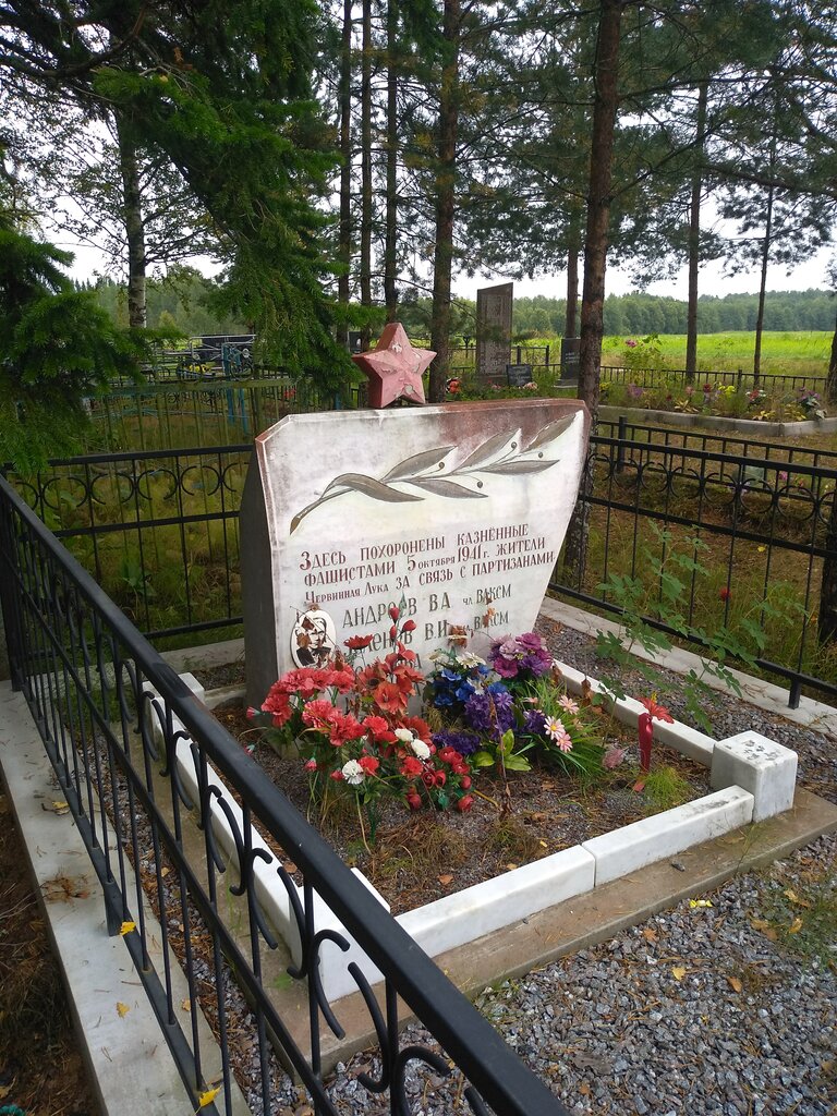 Anıt, heykel Могилы местных жителей, казненных фашистами за связь с партизанами, Saint‑Petersburg ve Leningradskaya oblastı, foto