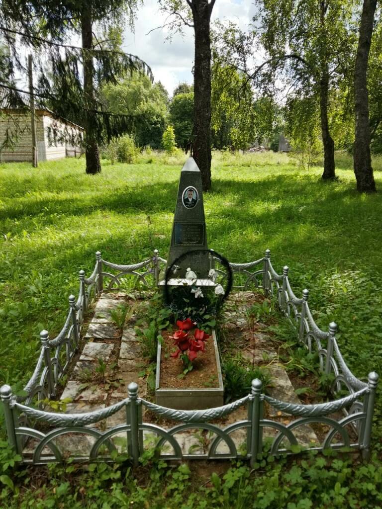 Ünlü kişilerin mezarları Партизан-разведчик М. Сухоруков, Smolenskaya oblastı, foto