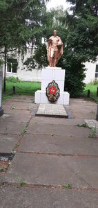 Братская могила советских воинов, погибших в 1943 г. (Oryol Region, Glazunovskiy rayon, Otradinskoye selskoye poseleniye, derevnya Novopolevo, Shkolnaya ulitsa), anıt, heykel  Orlovskaya oblastından