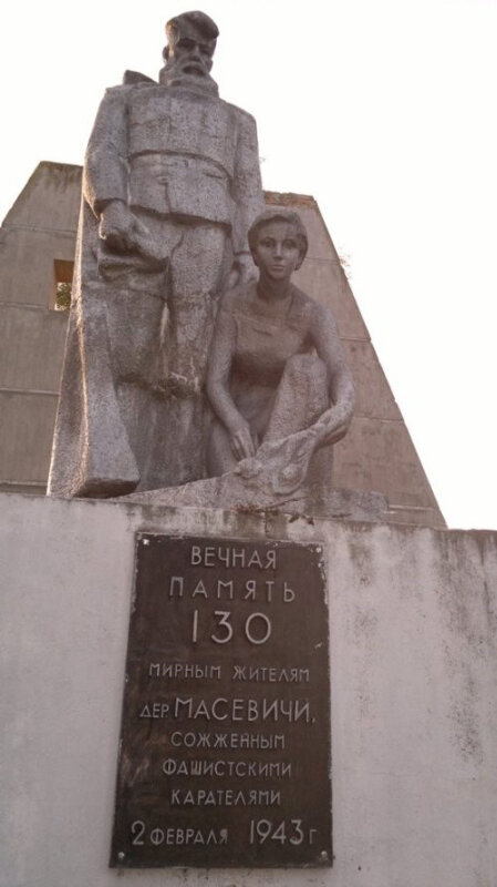 Anıt, heykel Spalienaj vioscy, Minskaya oblastı, foto