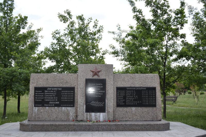 Anıt, heykel Воинам, погибшим в локальных вооруженных конфликтах, Mejdureçensk, foto