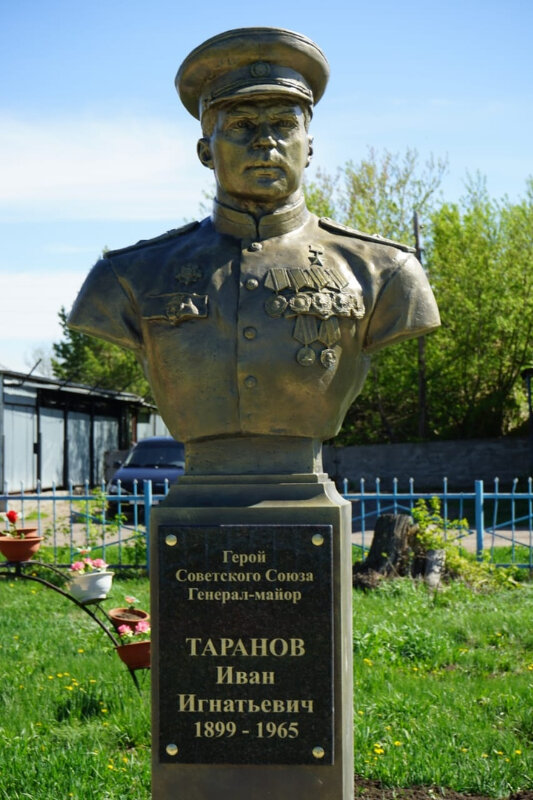 Anıt, heykel Павшим героям, Orenburgskaya oblastı, foto