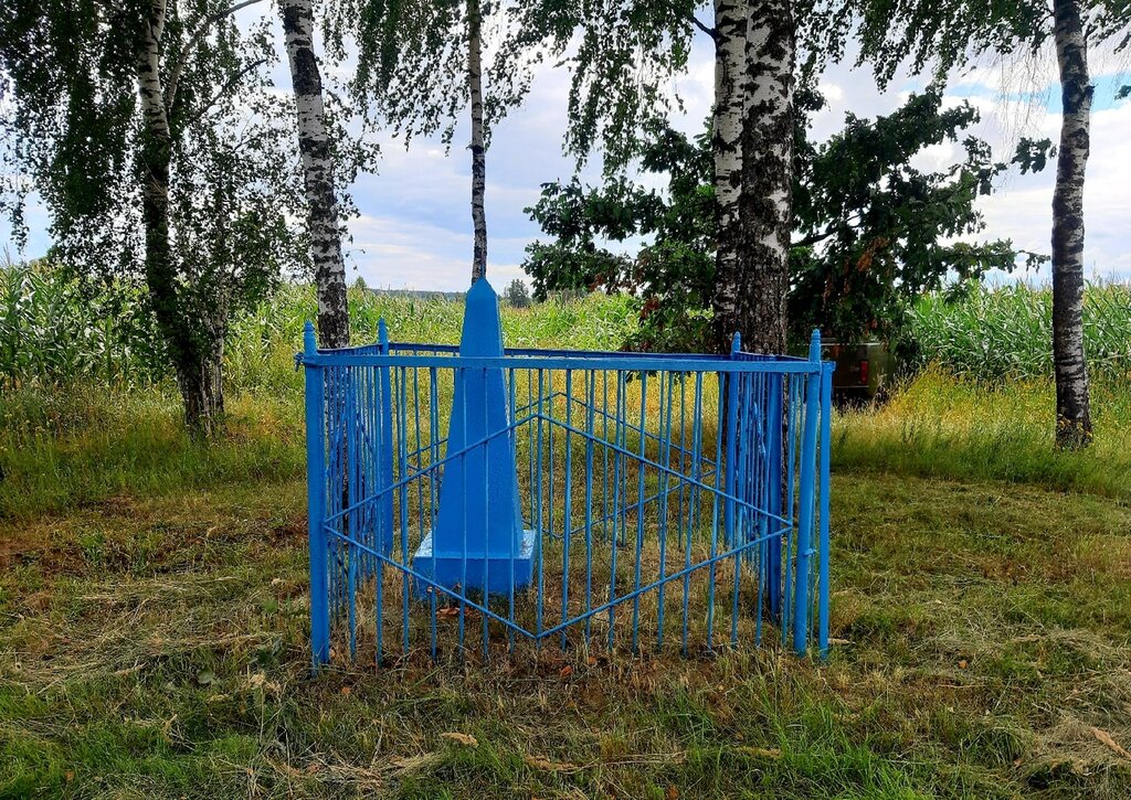 Ünlü kişilerin mezarları Могила безымянной девушки-партизанки, Brianskaya oblastı, foto