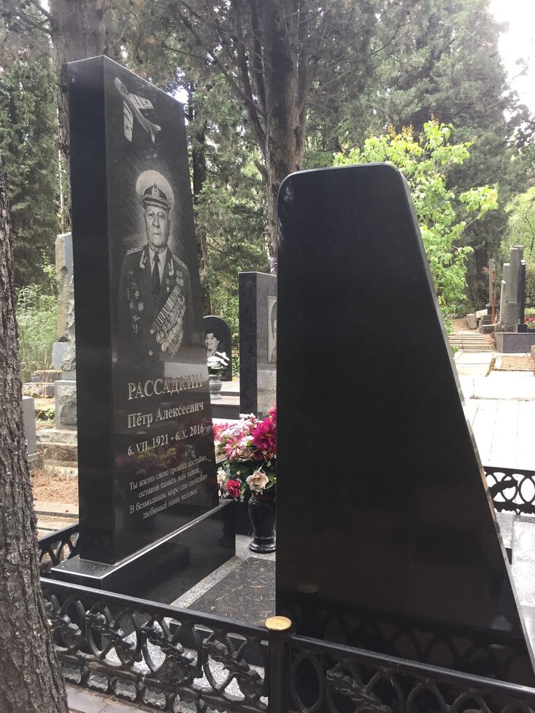 Ünlü kişilerin mezarları Герой Советского Союза Пётр Алексеевич Рассадкин, Kırım Cumhuriyeti, foto