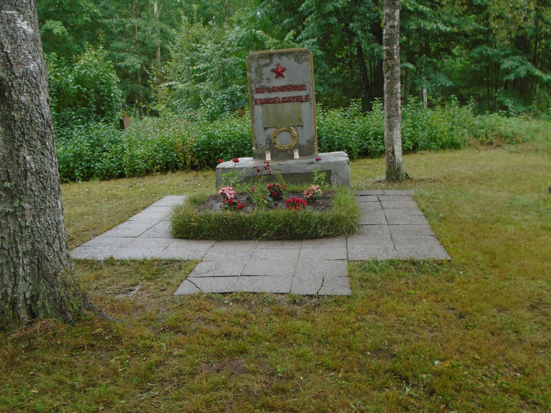 Anıt, heykel Братская могила воинов, Tartu Vilayeti, foto