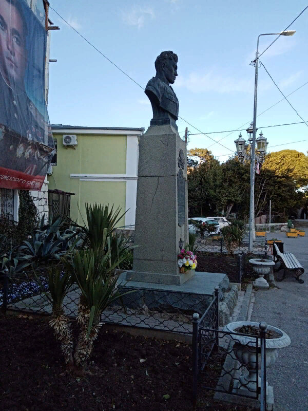 Anıt, heykel Амет-Хан Султан, Alupka, foto