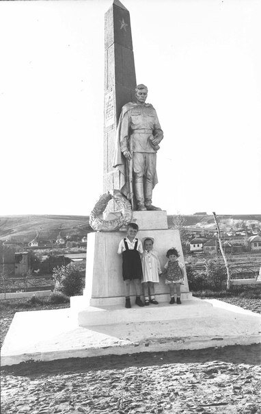 Anıt, heykel Братская могила, Belgorod, foto
