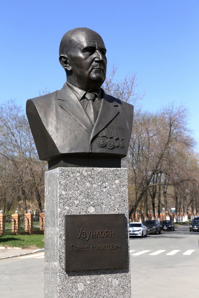 Anıt, heykel П.Н. Узункоян, Novokuybyşevsk, foto