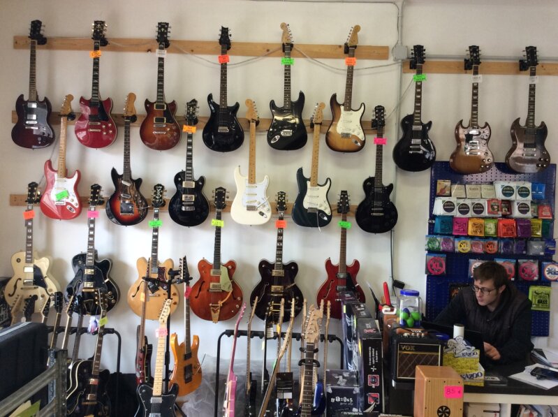Müzik enstrumanların tamiri Music Outlet Foligno, Umbria, foto
