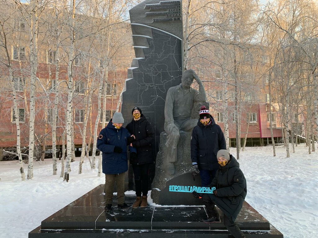 Anıt, heykel В.И. Тихонов, Mirny, foto
