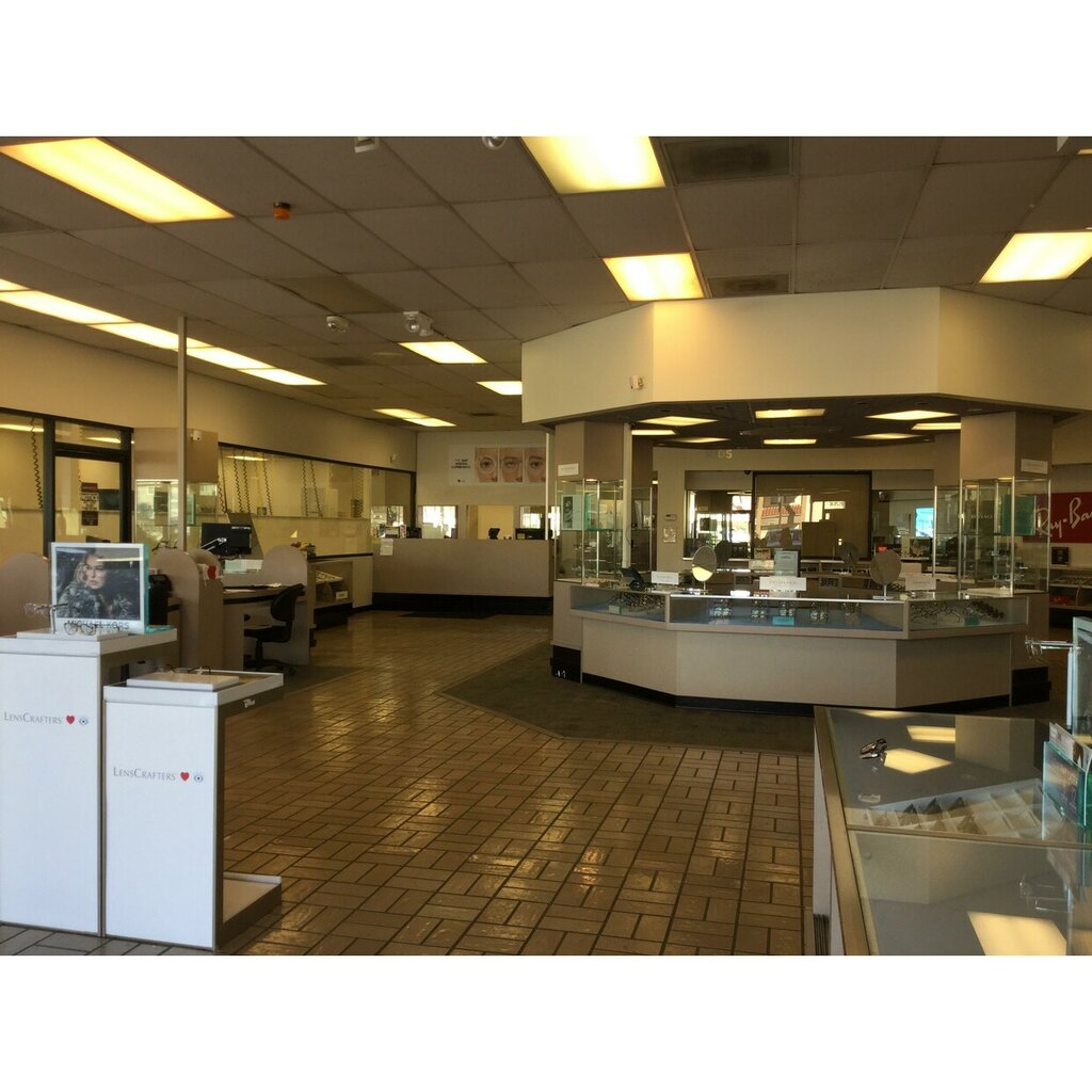 Giyim mağazası LensCrafters, Whittier, foto