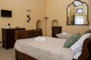 Palazzo Lauritano - Historic Rooms (Campania, Province of Naples, Via Coppola, 132), otel  Campania'dan