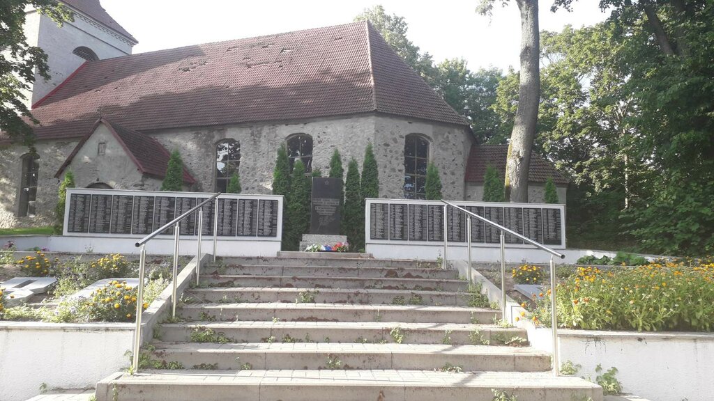 Anıt, heykel Братская могила советских воинов, погибших в октябре 1944 г., Kaliningradskaya oblastı, foto