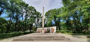Мемориальный комплекс, установленный на братской могиле 21 воина (Krasnodar Territory, Mostovskiy Municipal District, selo Benokovo), anıt, heykel  Krasnodarski krayından