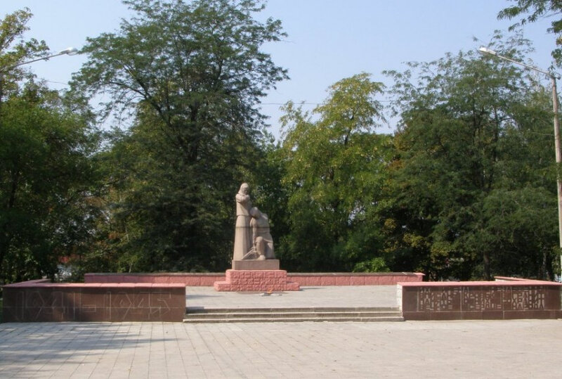Anıt, heykel Братская могила воинов, Pyatikhatki, foto