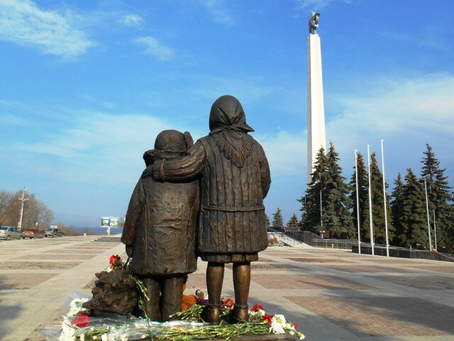 Anıt, heykel Детям войны, Ulyanovsk, foto