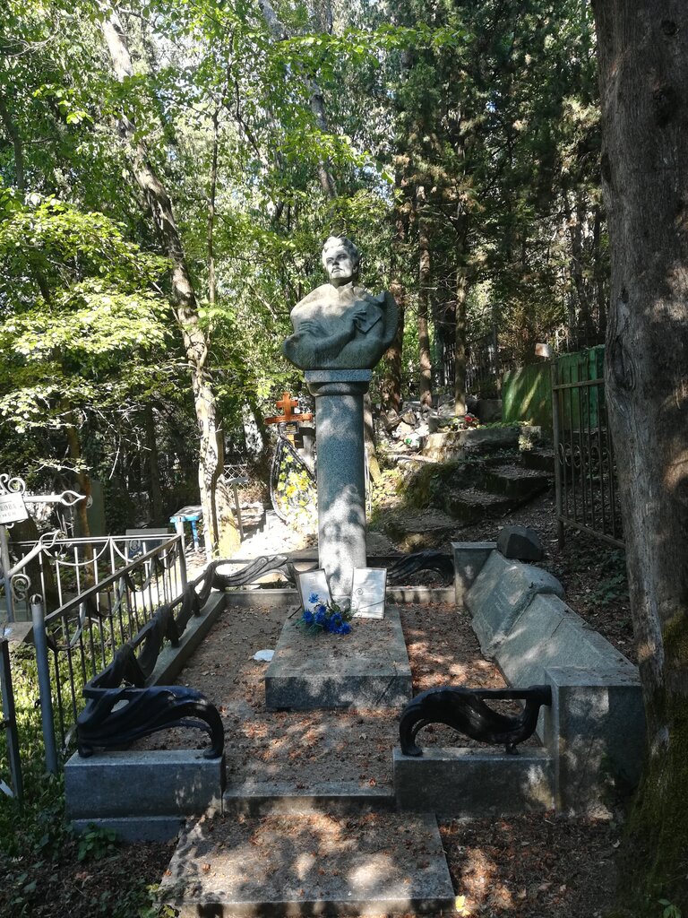 Ünlü kişilerin mezarları М.А. Богданович, Yalta, foto