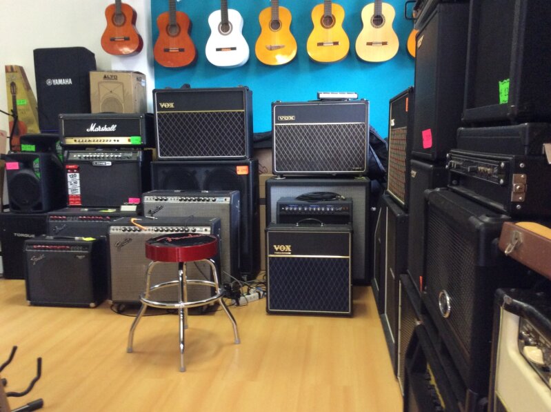 Müzik enstrumanların tamiri Music Outlet Foligno, Umbria, foto