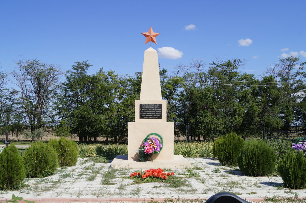 Anıt, heykel Братская могила советских воинов, 1942 г., Kırım Cumhuriyeti, foto