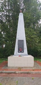 Обелиск памяти (Irkutsk Region, Cheremkhovskiy rayon, Lokhovskoye munitsipalnoye obrazovaniye, selo Lokhovo), anıt, heykel  İrkutskaya oblastından