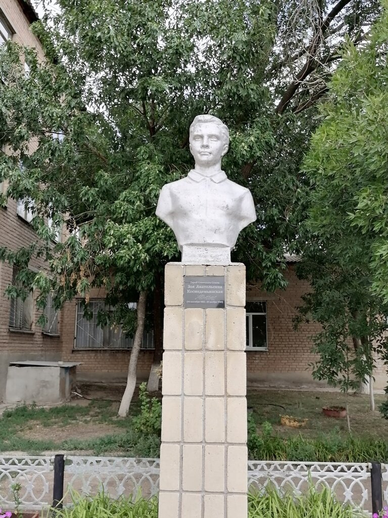 Anıt, heykel З. Космодемьянская, Orenburgskaya oblastı, foto